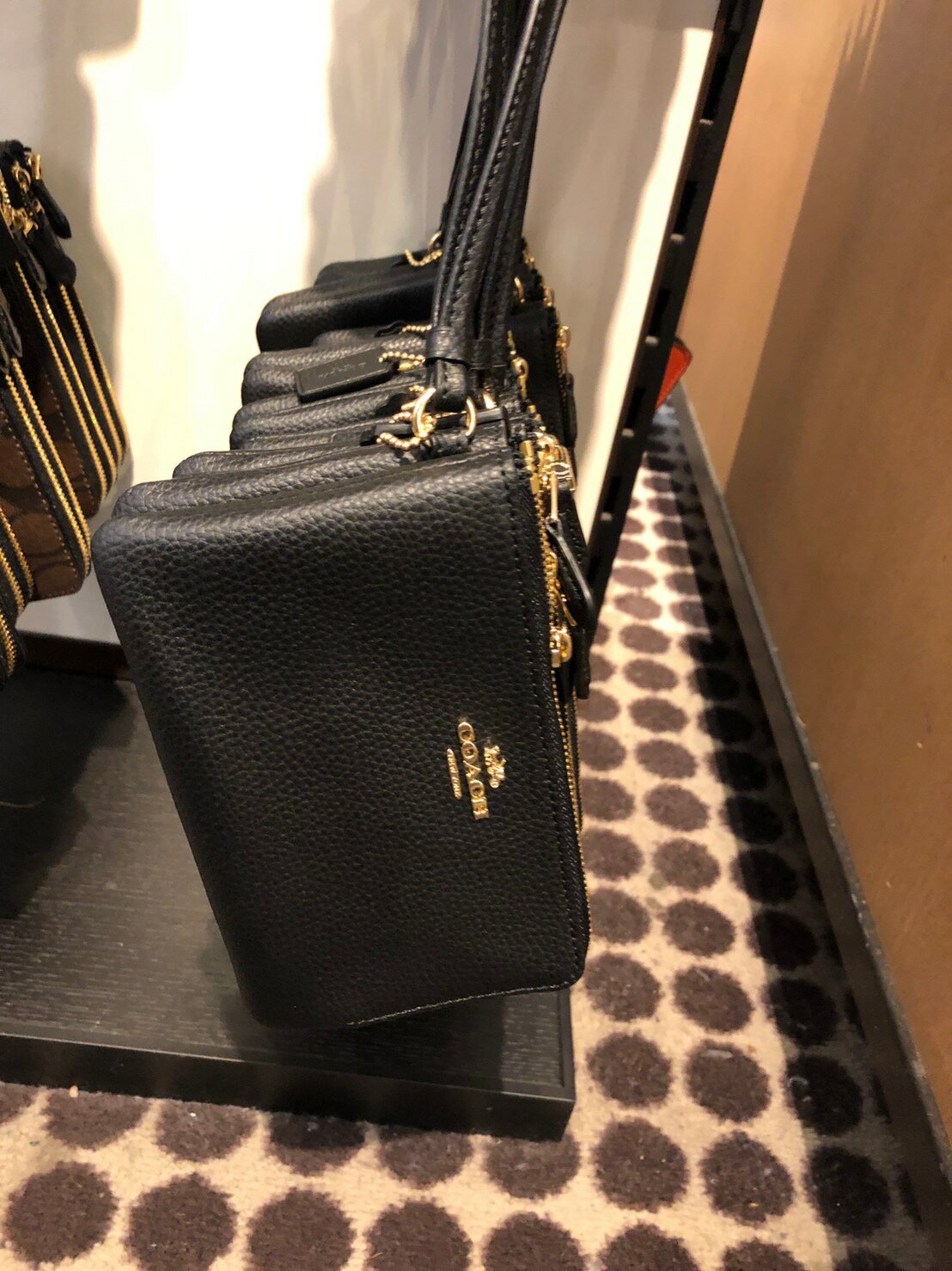 美國正品COACH F87591 滿版-黑灰LOGO色、黑咖色、卡其桃紅、黑金全皮、焦糖咖全皮、限量新版色-深咖黑拼粉、彩虹條紋款-雙層小號手 ...