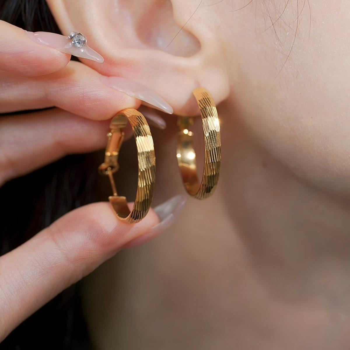 【免運/可開票】s925純銀電鍍真金小流線紋圈圈拒敏手工拉絲輕奢金色新年耳環7.8g | 十木屋 | 樂天市場Rakuten